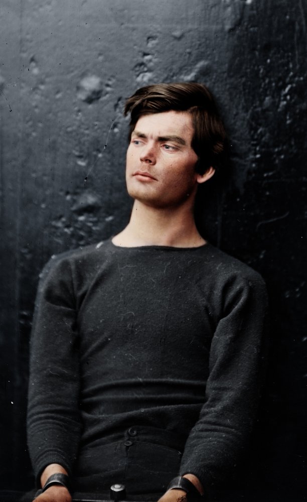 Lewis Powell em ferros de pulso a bordo do USS Saugus, 1865