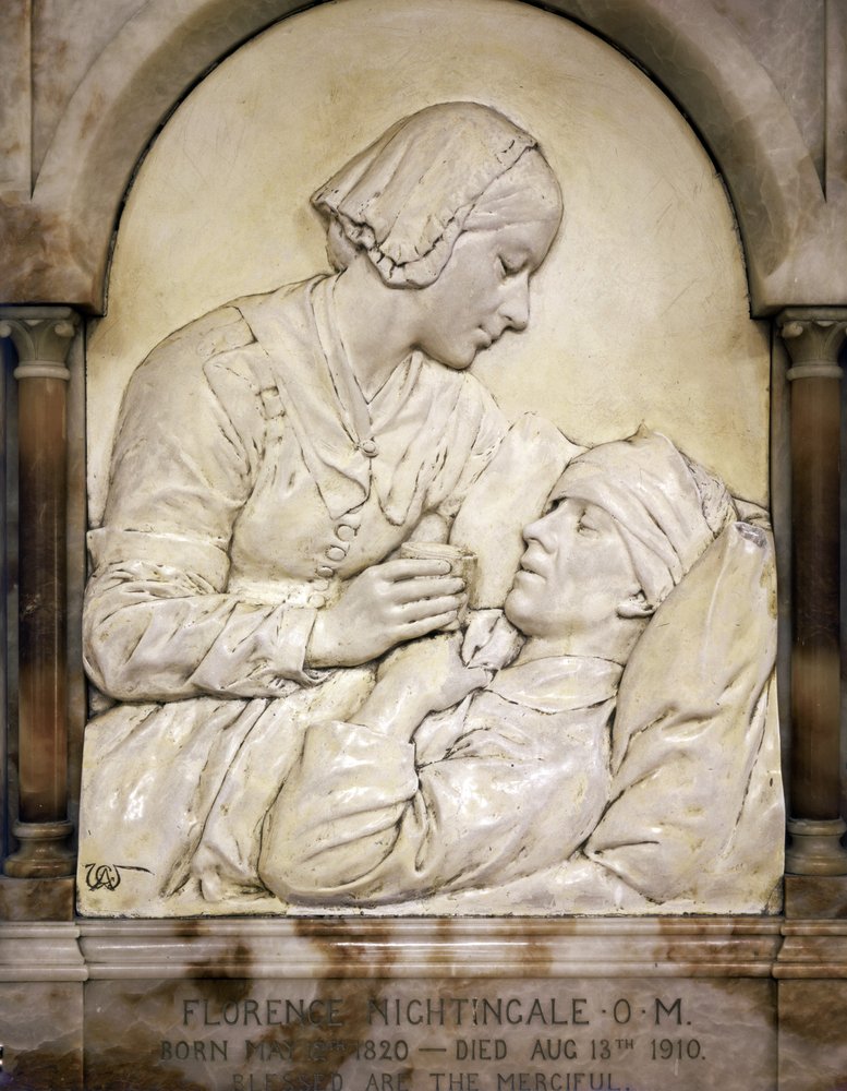 Florence Nightingale a confortar um ferido (relevo em estuque e baixo ...