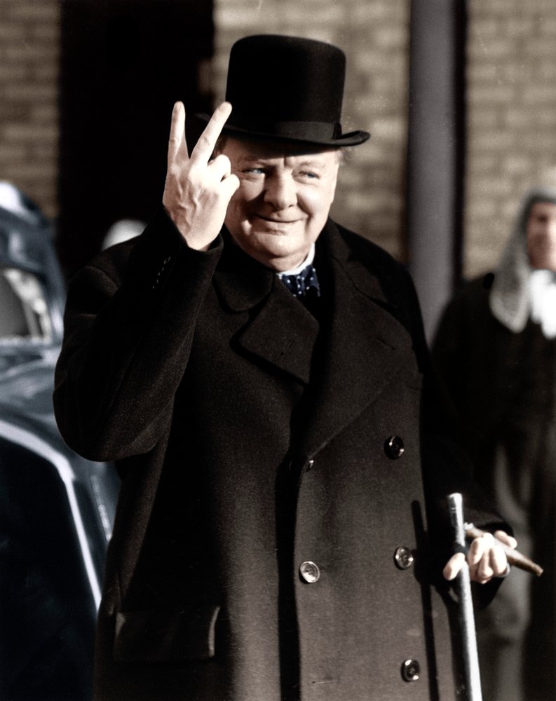 Winston Churchill fazendo seu famoso sinal de V para vitória, 1942