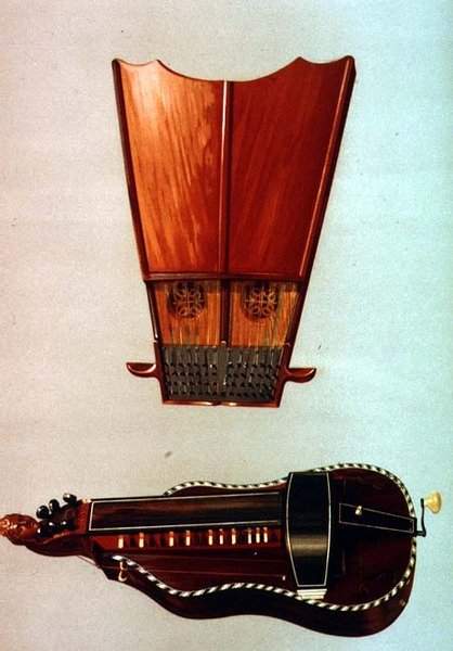 Uma harpa de sino e um hurdy gurdy, de 'Instrumentos Musicais' (litho ...